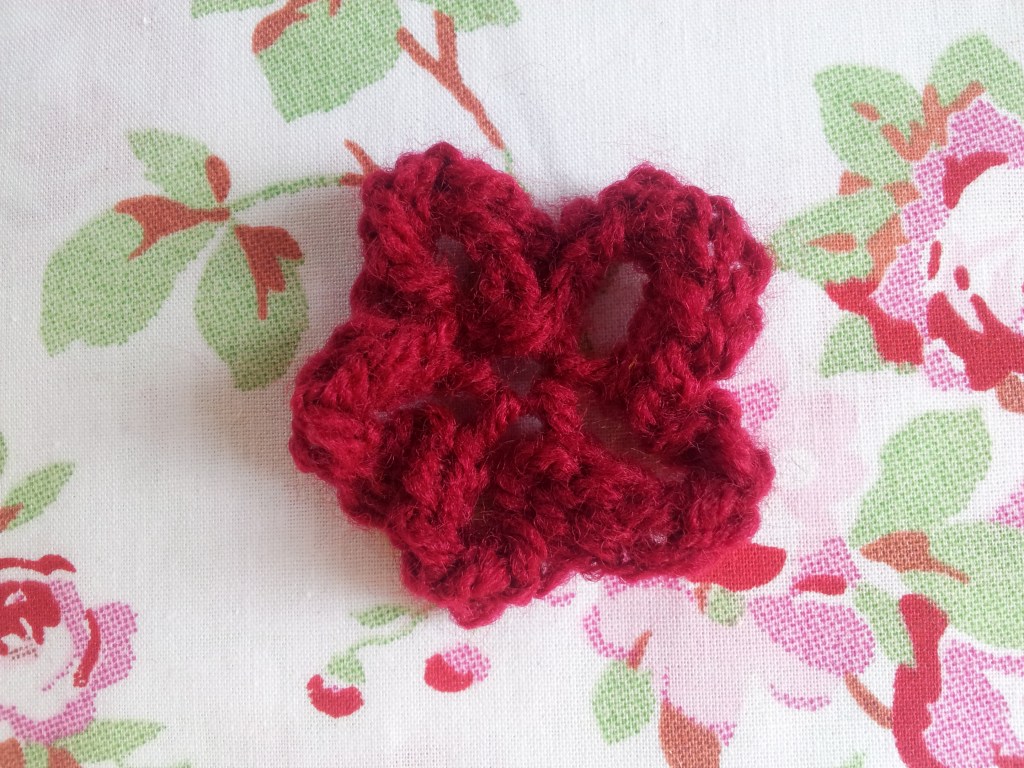 Knitted Flower Tutorial | thestitchsharer