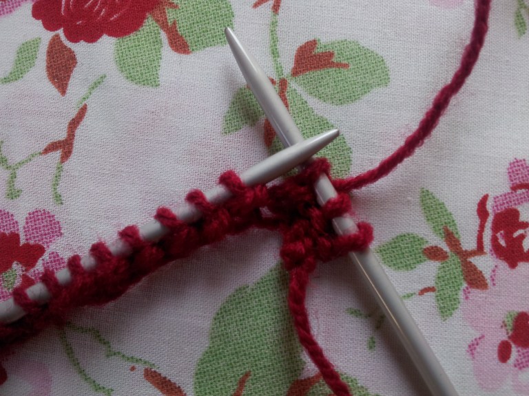 Knitted Flower Tutorial | thestitchsharer