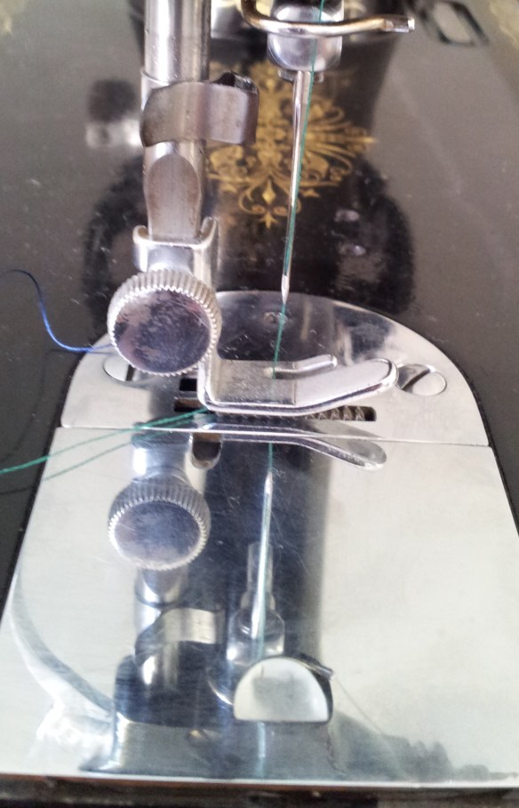 Cleaning my Singer Sewing Machine | thestitchsharer